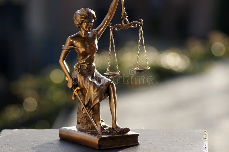 Madame Justice Libre Sous Le Ciel Image stock - Image du symbole ...