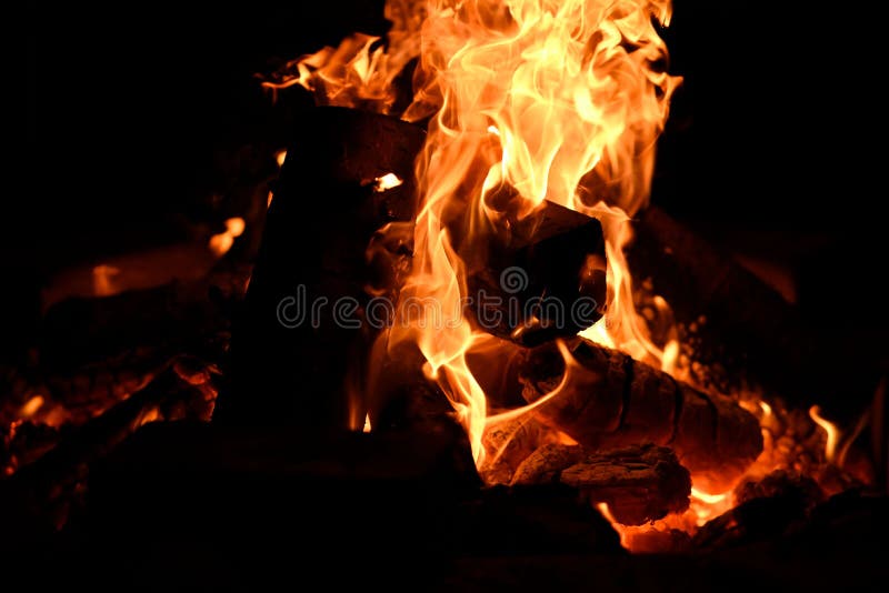 Madeira Queimada Em Fogueira Imagem de Stock - Imagem de fumo, inflame ...