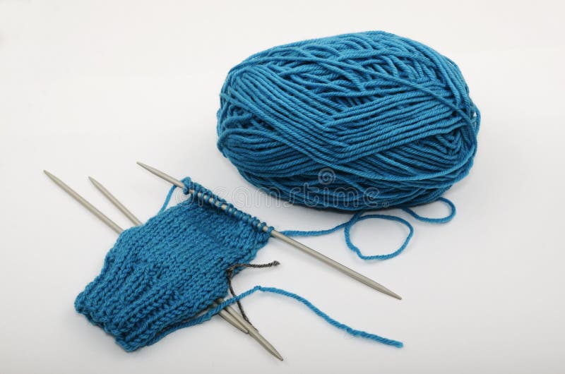 Madeja Del Hilo Azul Con El Ganchillo Y De Hacer Punto En Fondo Negro ...