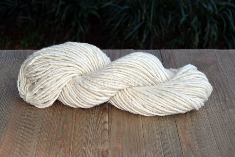 Madeja Manejada Del Hilado En El Sun En Una Tabla De Madera Imagen de ...