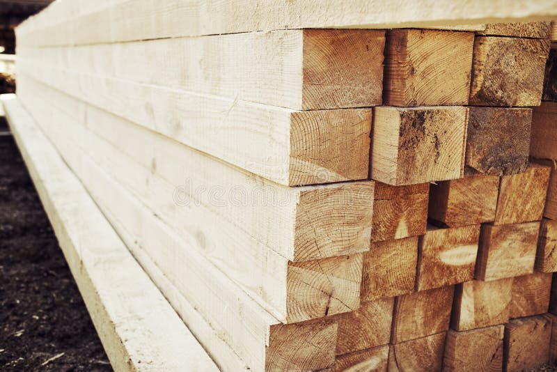 Producción De Madera Apilada De La Madera Del Pino Para Procesar ...