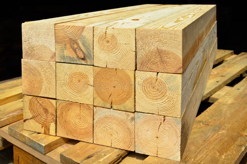 Madera De Construcción Apilada Del árbol De Pino Foto de archivo ...