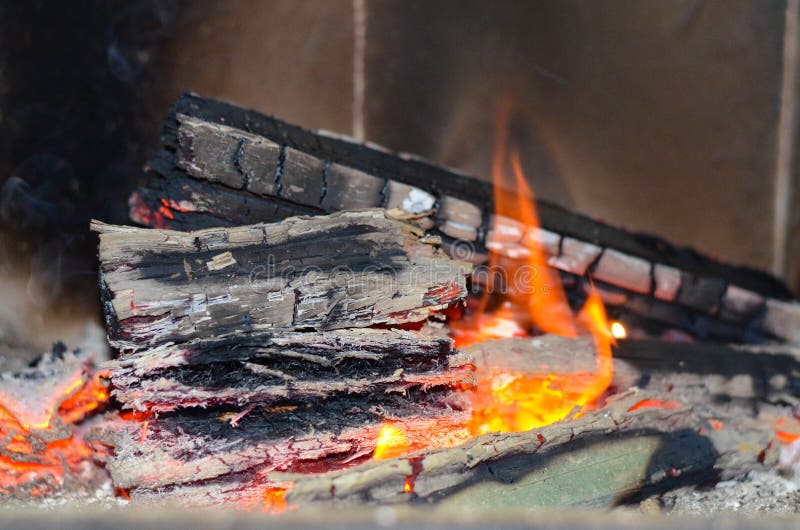 Madera Que Quema En El Fuego Foto de archivo - Imagen de colorido ...