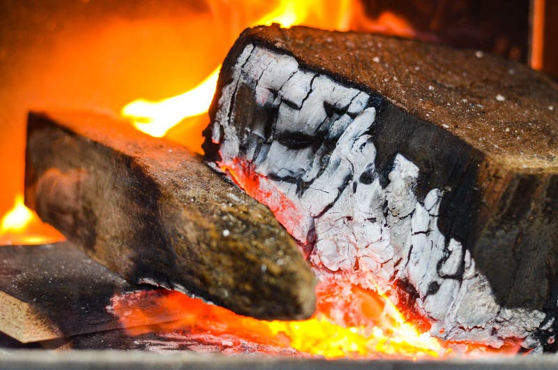 Madera Que Quema En El Fuego Foto de archivo - Imagen de colorido ...