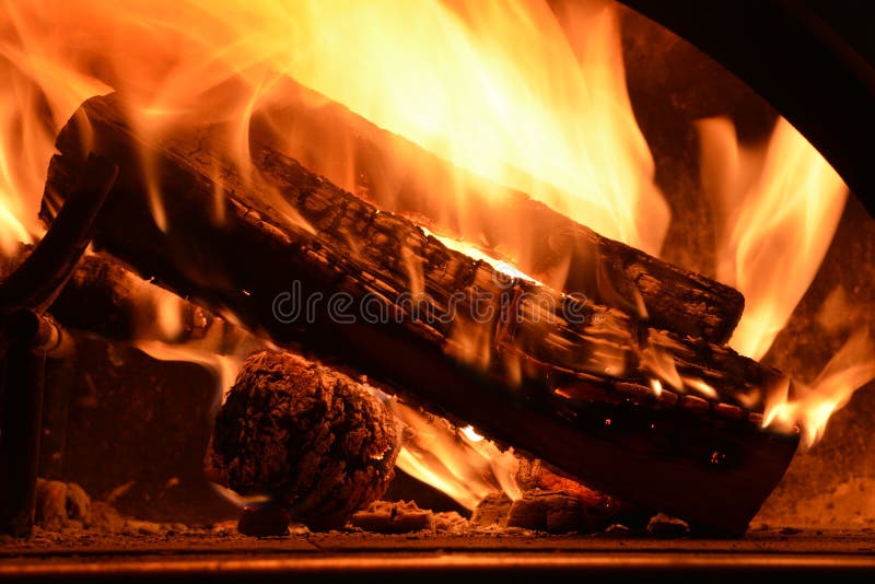 Madera Que Quema En El Horno De Madera Imagen de archivo - Imagen de ...