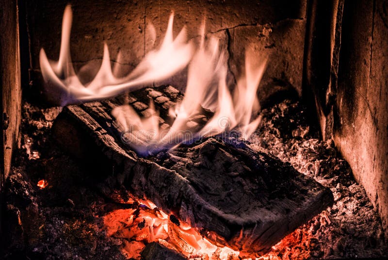 Madera En El Fuego Que Quema En Estufa Vieja Con La Ascua Foto de ...