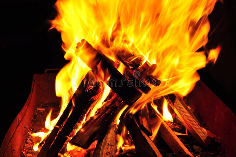 Madera Ardiendo En El Fuego Imagen de archivo - Imagen de primer ...