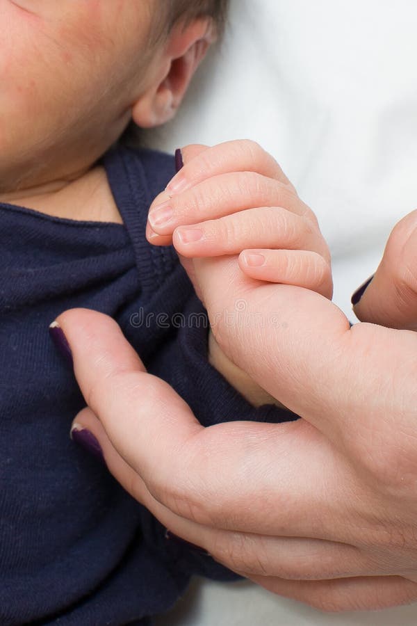 Madre Che Tiene La Mano Neonata Dei Bambini Immagine Stock - Immagine ...