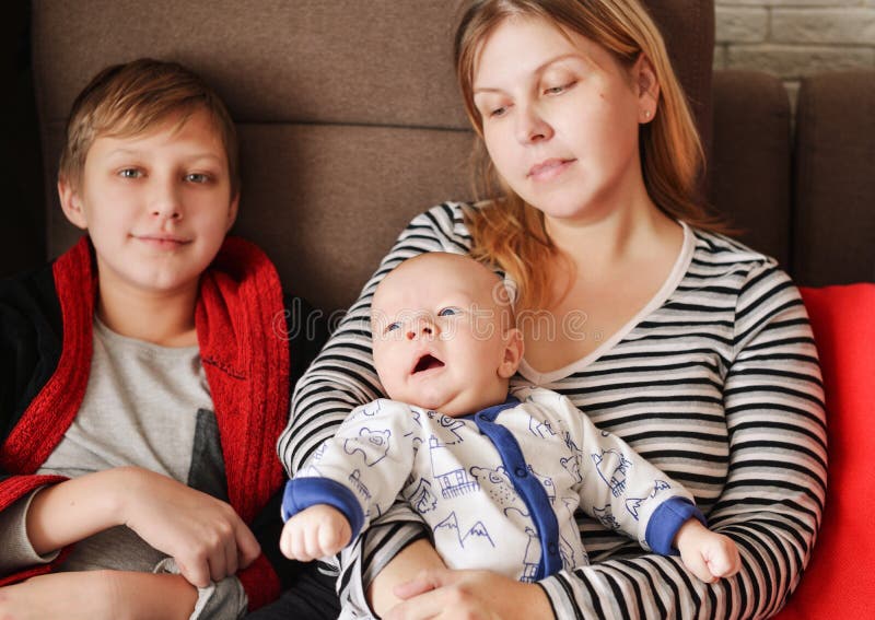 Madre con dos hijos foto de archivo. Imagen de casero - 129985426