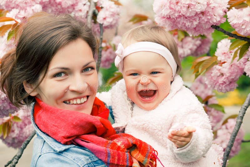 Madre con el bebé foto de archivo. Imagen de madre, bebé - 19325524