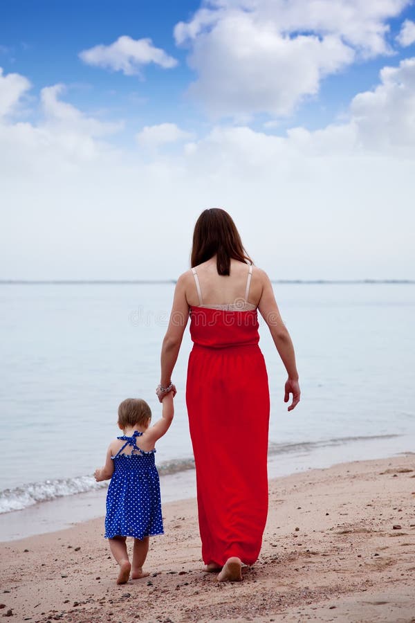Madre Con Il Bambino Che Cammina Sulla Spiaggia Della Sabbia Fotografia ... Madre Con Il Bambino Che Cammina Sulla Spiaggia Della Sabbia Fotografia ...
