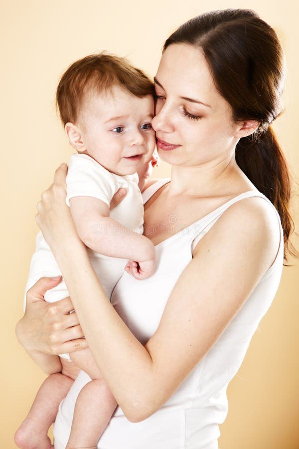 Madre con su bebé imagen de archivo. Imagen de hembra - 14431897