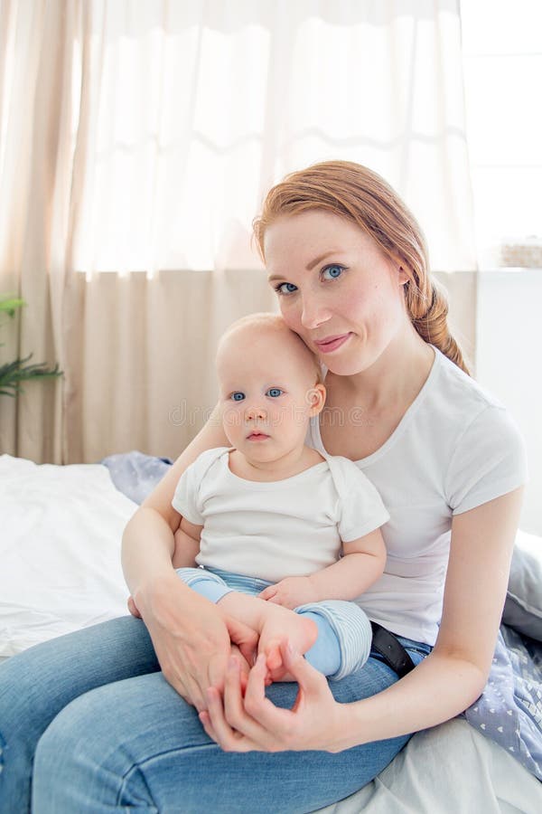 Madre con su bebé imagen de archivo. Imagen de vida - 105347385