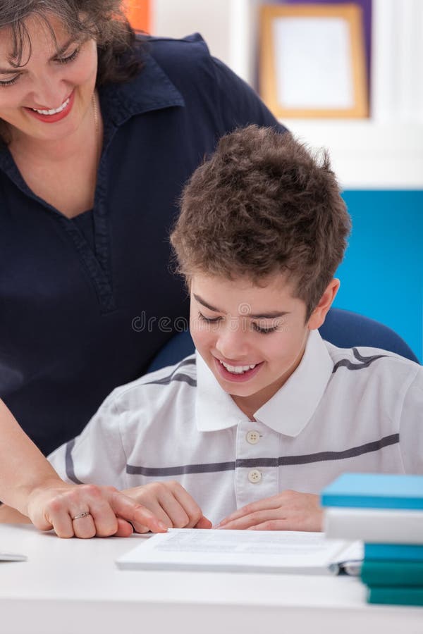 Madre e figlio al computer fotografia stock. Immagine di madre - 35285246