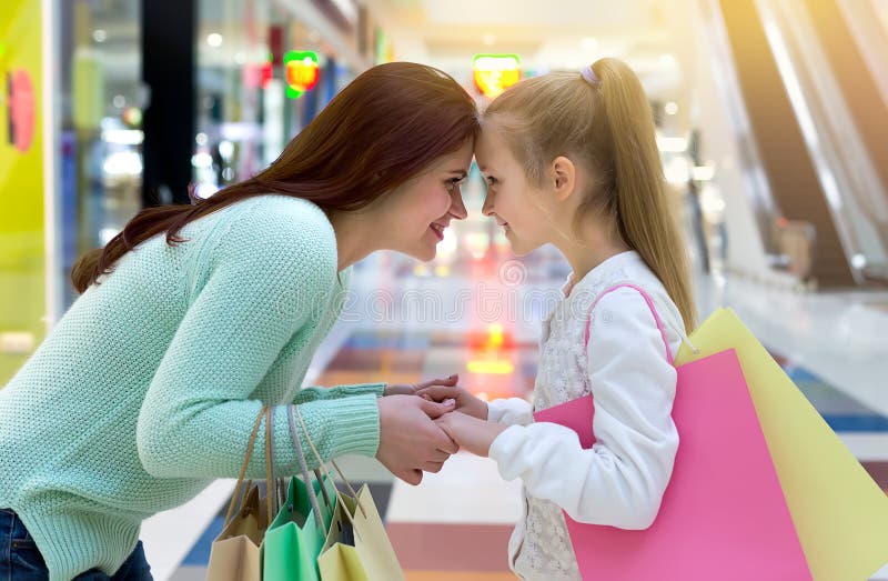 Madre E Hija Felices Con Los Bolsos De Compras Tiempo Que Hace Compras Con La Familia Foto De