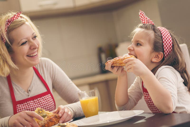 Madre E Hija Que Comen La Pizza Imagen de archivo - Imagen de bebida ... Madre E Hija Que Comen La Pizza Imagen de archivo - Imagen de bebida ...