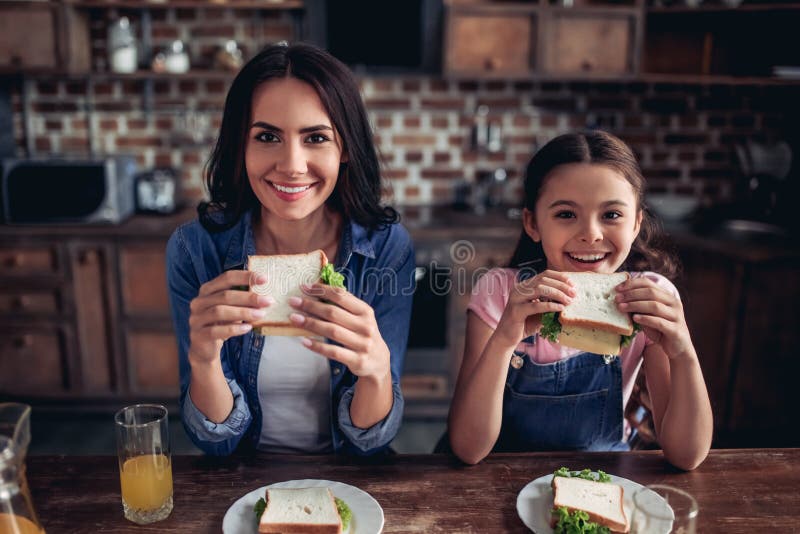 Madre E Hija Que Comen Los Bocadillos Imagen de archivo - Imagen de ... Madre E Hija Que Comen Los Bocadillos Imagen de archivo - Imagen de ...