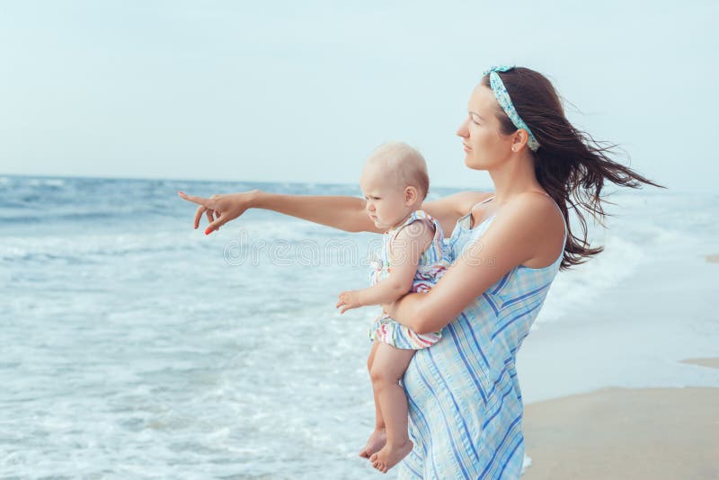 Madre E Hija Que Miran El Mar Imagen de archivo - Imagen de asoleado ...