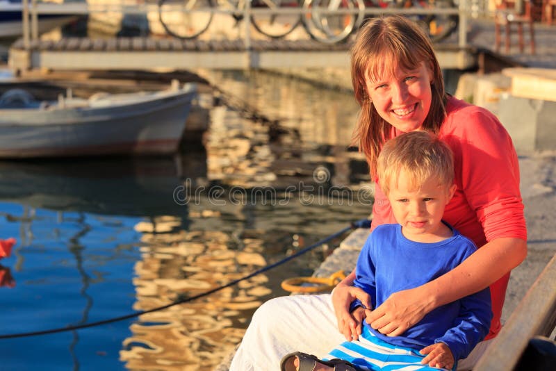 Madre e hijo en el muelle foto de archivo. Imagen de ciudad - 32282186