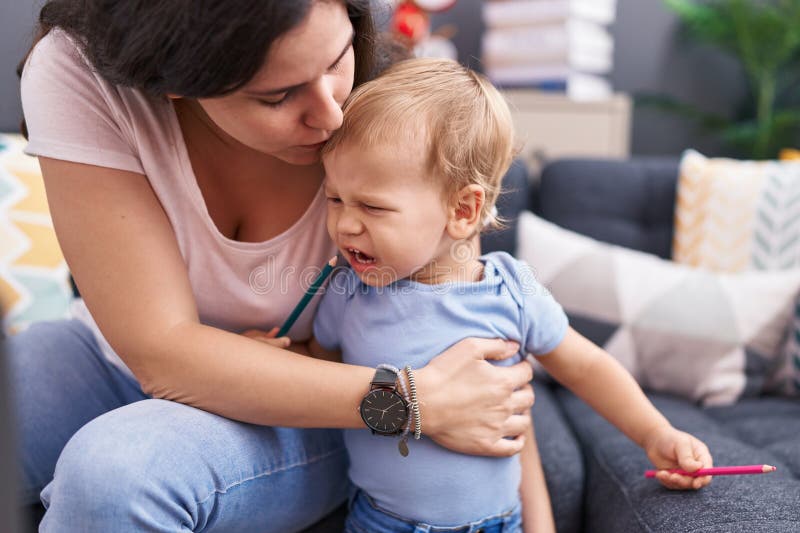 Madre E Hijo Llorando En Casa Foto de archivo - Imagen de amor, soporte ...
