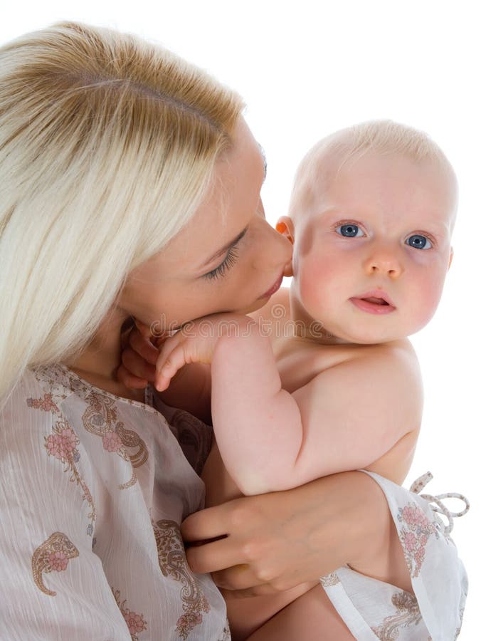 Madre feliz con el bebé imagen de archivo. Imagen de poco - 5681109