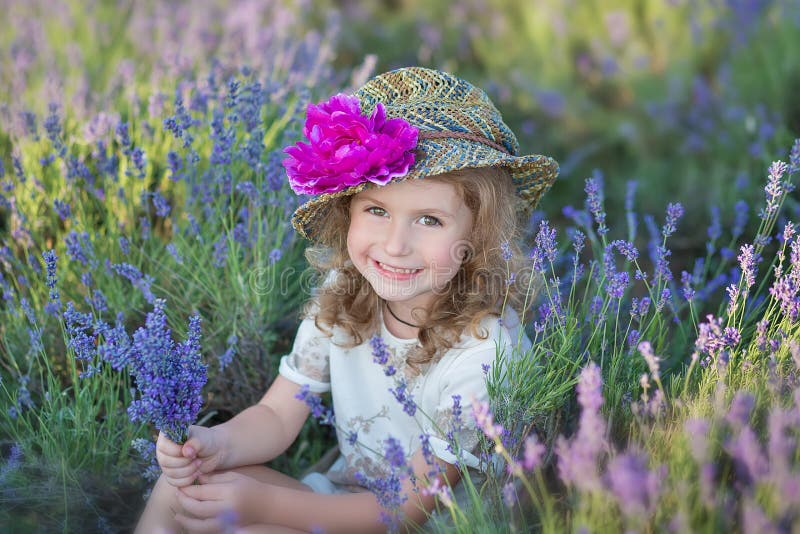 Madre Hermosa Joven De La Señora Con La Hija Preciosa Que Camina En El Campo De La Lavanda En Un