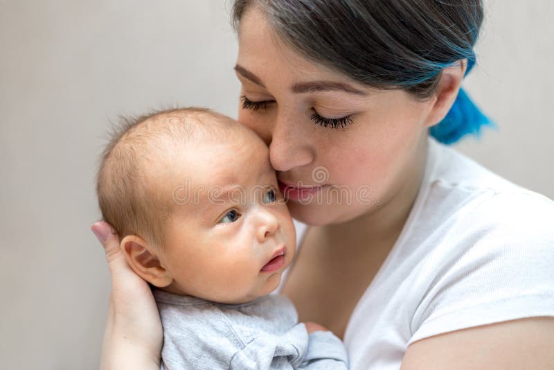 Madre Joven Que Celebra A Su Niño Recién Nacido Bebé Del Oficio De Enfermera De La Mamá Foto De