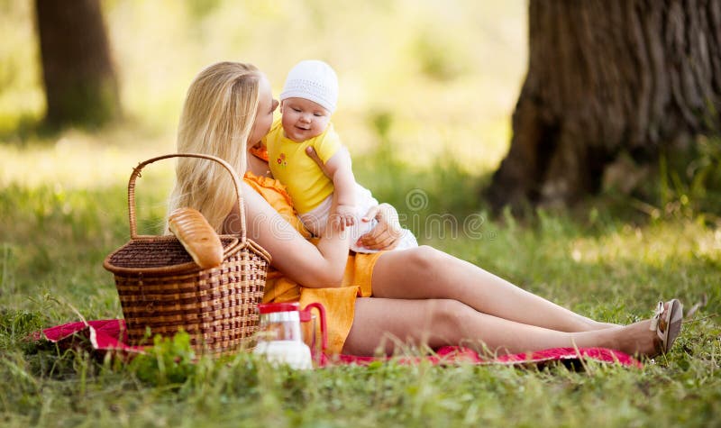 Madre y bebé imagen de archivo. Imagen de picnic, muchacha - 25610893