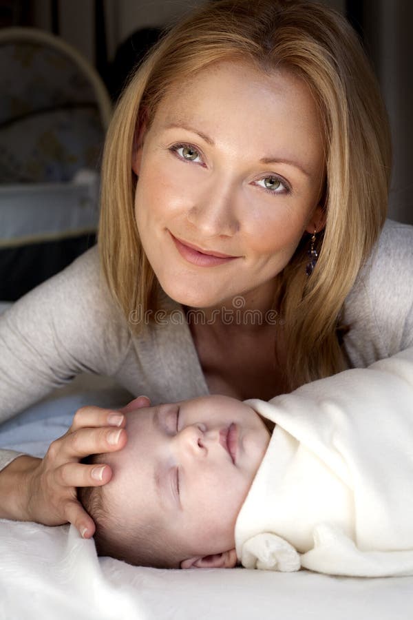 Madre y bebé foto de archivo. Imagen de hermoso, piel - 34630666