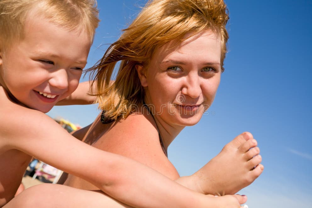 Madre y hijo foto de archivo. Imagen de excitado, feliz - 4140608