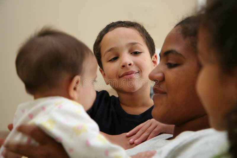 Madre y niños foto de archivo. Imagen de enterrar, hispanico - 1237972