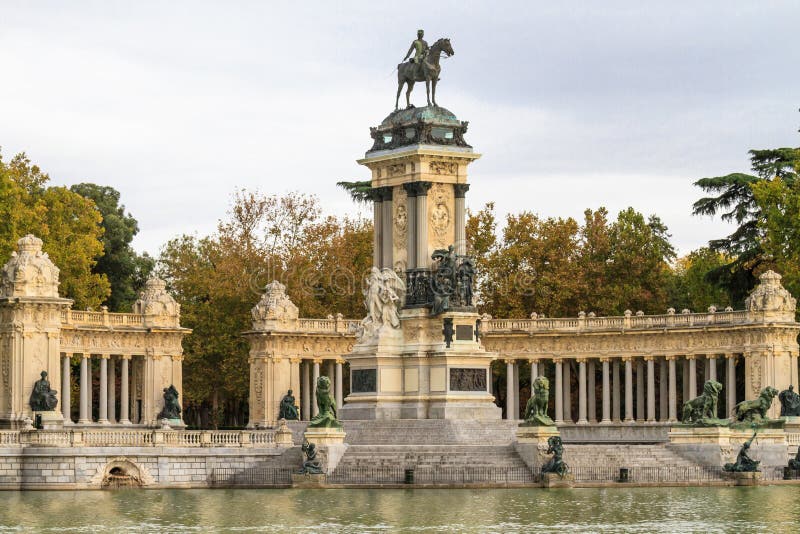 Madrid, Monumento Del Parque De Retiro Foto de archivo - Imagen de ...