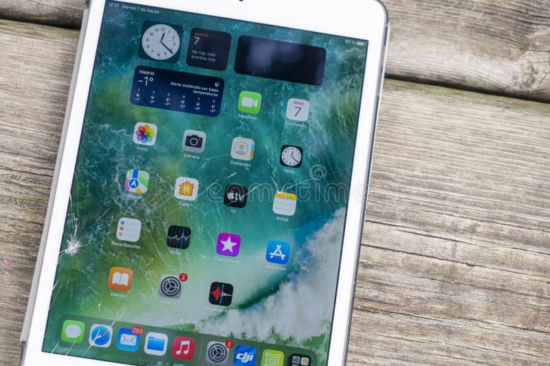 Madrid, Spain. 03-07-2023: Ipad Mini with Cracked Screen Editorial ...