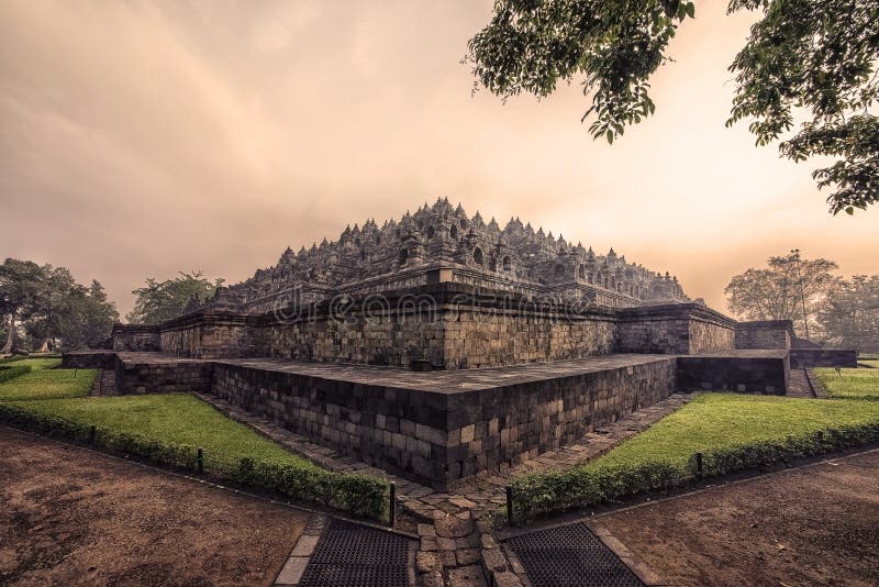 Madrugada En El Templo De Borobudur En Java Foto de archivo - Imagen de ...