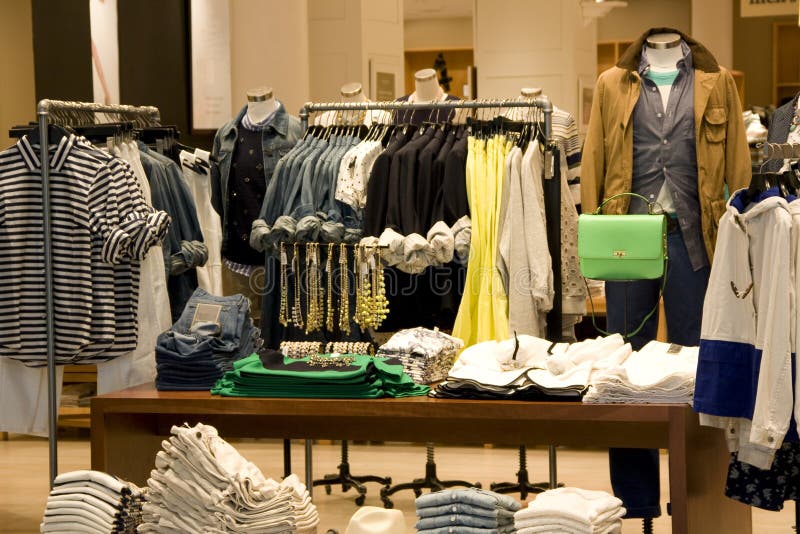 Magasin d'habillement photo stock. Image du hommes, jupe - 32195720