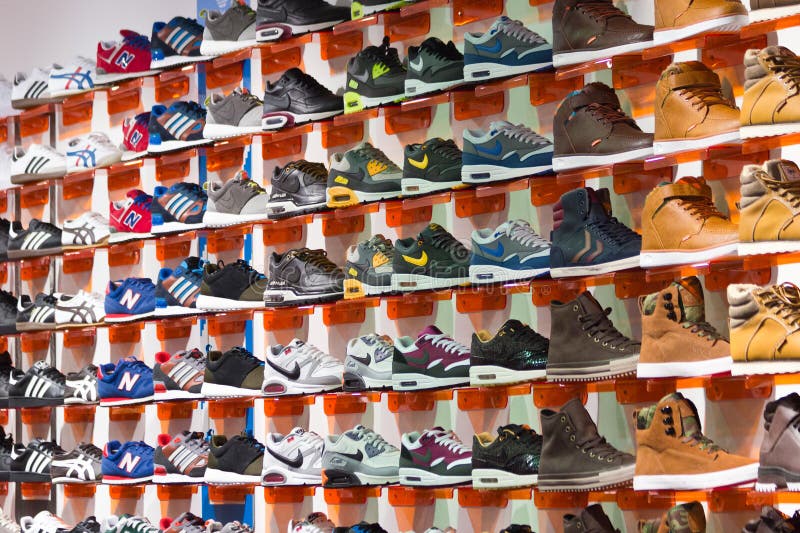 Magasin de chaussures image stock éditorial. Image du étiquette - 41482564