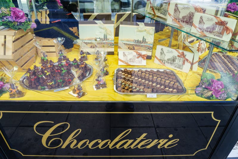 Chocolat Sur Des Rayons De Magasin Image éditorial - Image du marques ...