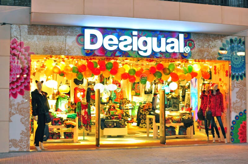 Magasin De Desigual à Barcelone Photographie éditorial - Image du ...