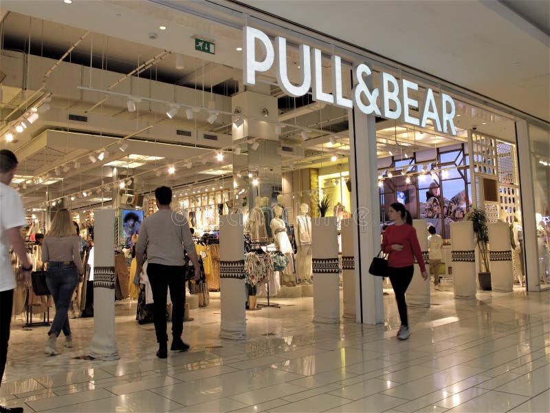 Pull&Bear image éditorial. Image du détail, ours, moderne - 105146185