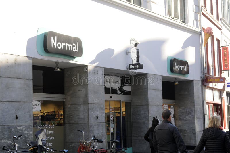 MAGASIN NORMAL photo éditorial. Image du clients, voyageurs - 79108126