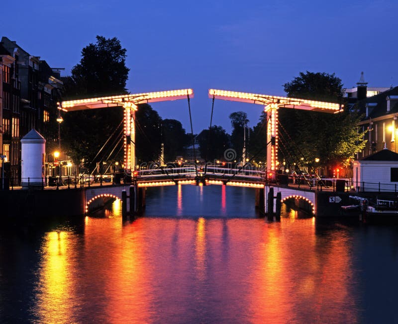 Magere Brug, Amsterdam, Holanda. Foto de archivo - Imagen de tarde ...
