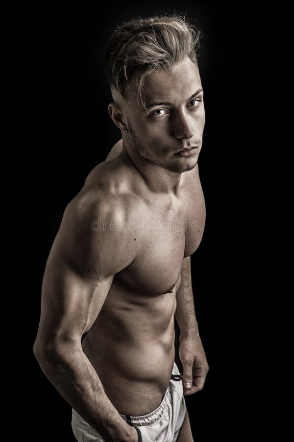 Magerer Athletischer Hemdloser Junger Mann, Der Auf Dunklem Hintergrund ...