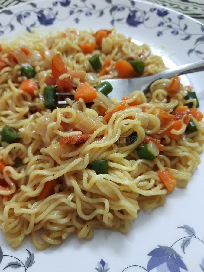 Maggie Comida Casera Servida En Plato Imagen de archivo - Imagen de ...