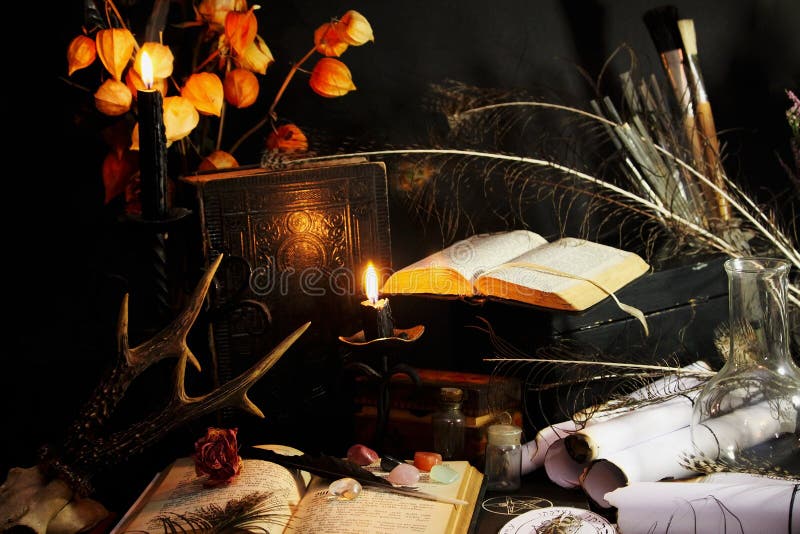 Libro Di Magia Nera Con Gli Oggetti Mistici Fotografia Stock - Immagine ...