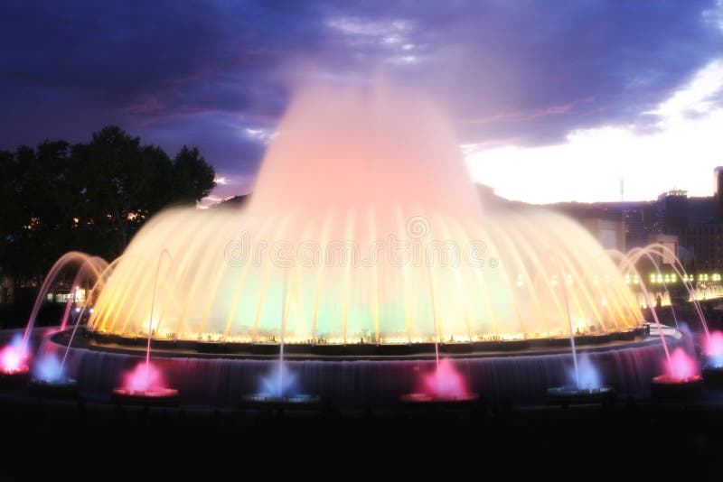 Magischer Brunnen in Der Stadt Barcelona Stockfoto - Bild von europa ...