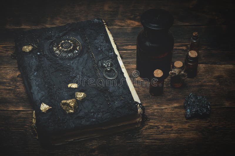 Magisches Buch stockbild. Bild von obskur, schwarzes - 144557649