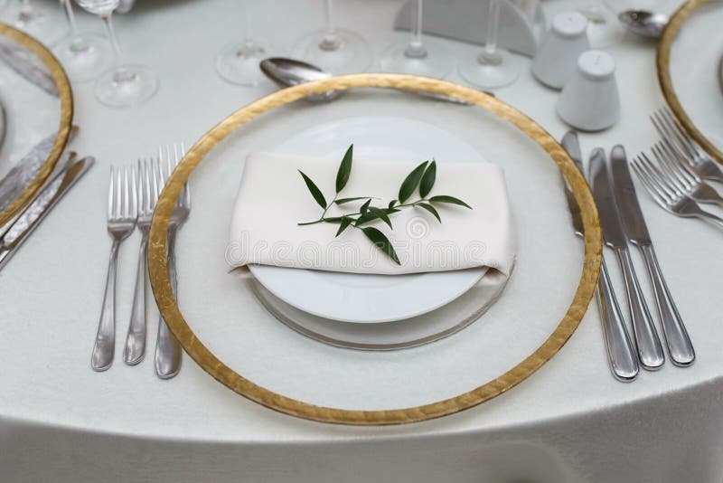 Magnificent Table Setting for Celebrating Weddings and Other Banquets ...