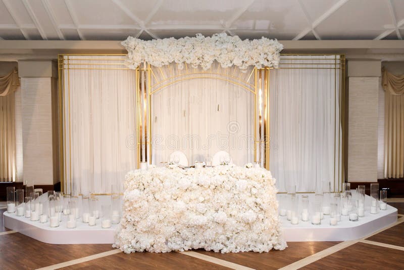 Magnificent Table Setting for Celebrating Weddings and Other Banquets ...