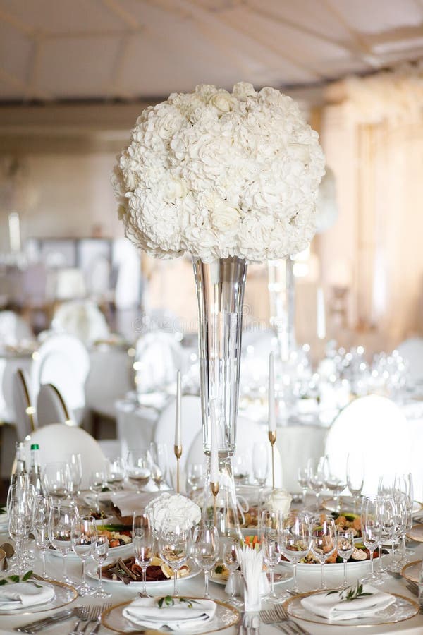 Magnificent Table Setting for Celebrating Weddings and Other Banquets ...