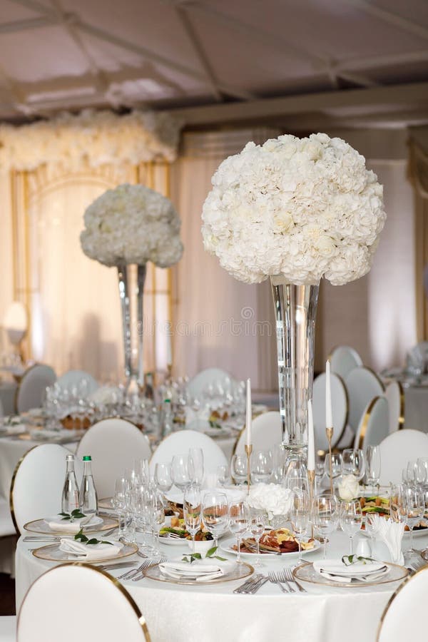 Magnificent Table Setting for Celebrating Weddings and Other Banquets ...